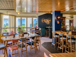 Serviço de almoço e jantar; culinária francesa, vistas para a piscina 