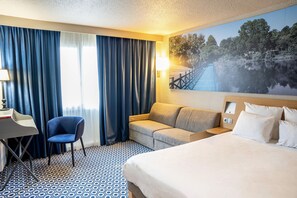 Roupas de cama premium, cofres nos quartos, escrivaninha