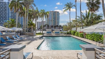 Piscina exterior, guarda-sóis, espreguiçadeiras