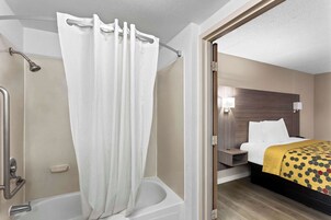 Quarto, 1 cama king-size, acessível, não fumadores | Secretária, ferro/tábua de engomar, berços/camas para crianças 