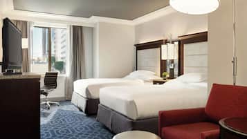 Roupa de alta qualidade, edredões de penas, cofre no quarto, secretária