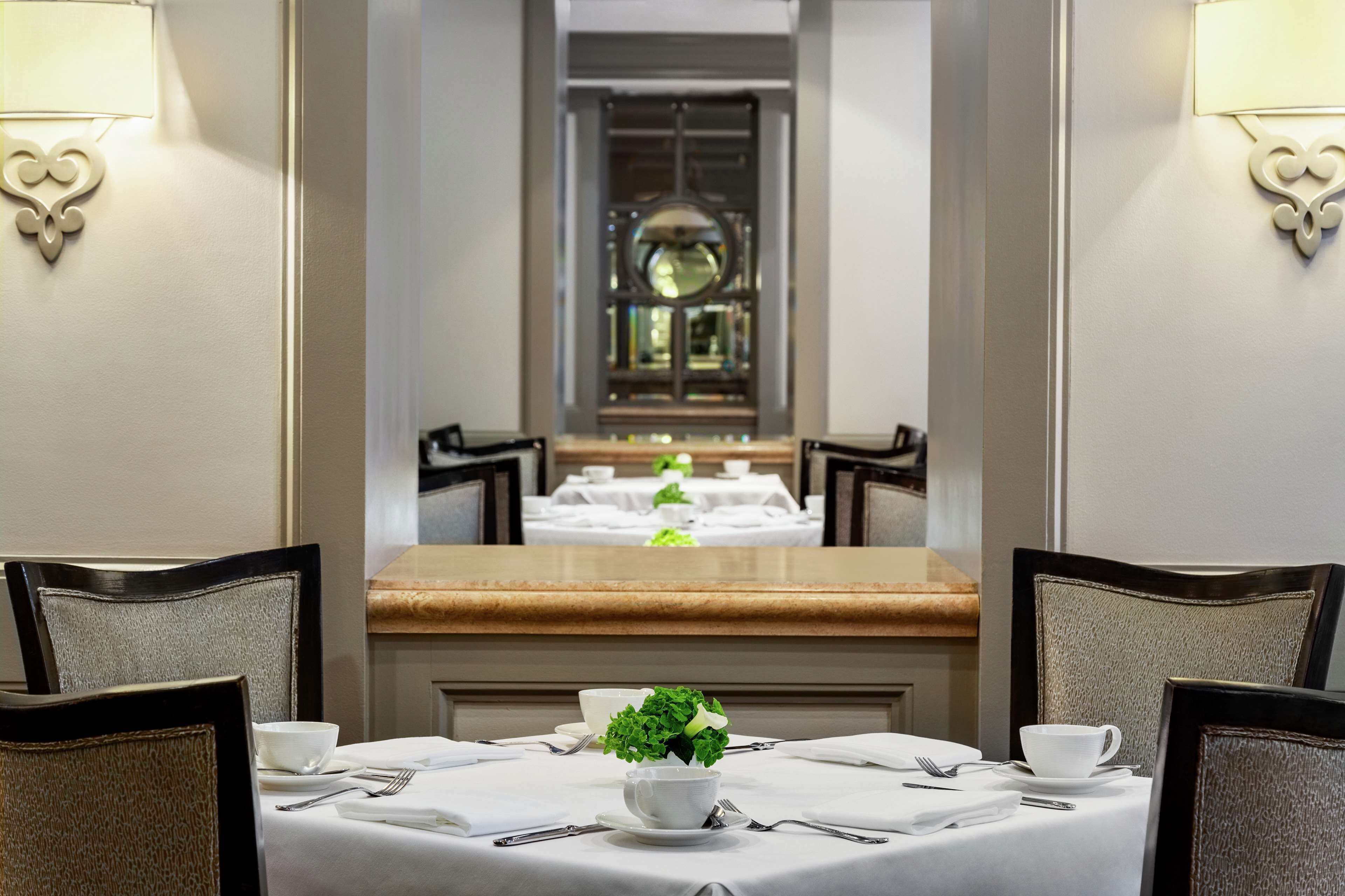 Pequeno-almoço completo diário mediante uma taxa 