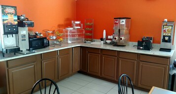 Café da manhã para viagem grátis todos os dias