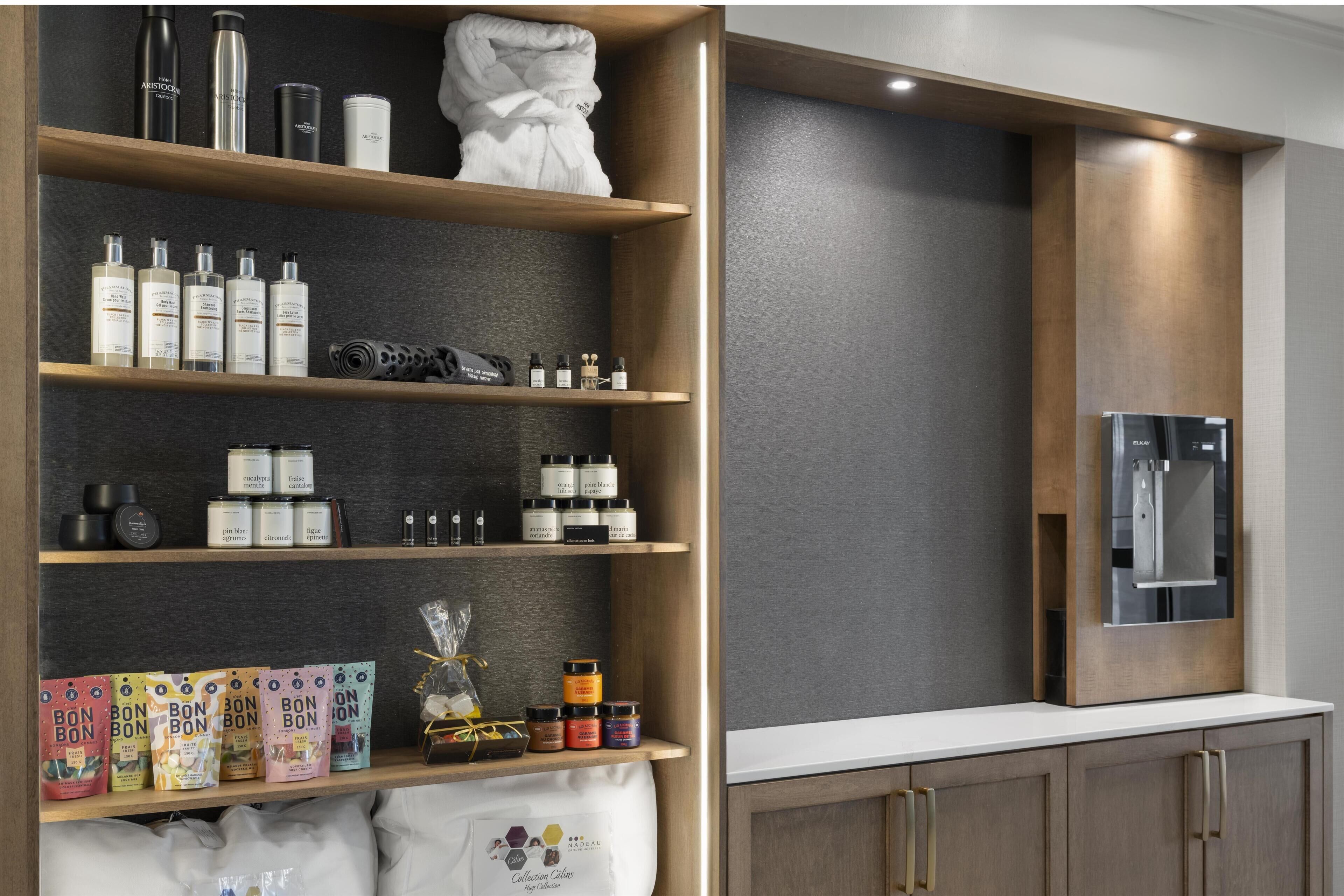 Casa de banho com prateleiras de madeira, produtos de higiene pessoal, uma toalha e um armário com espelho.