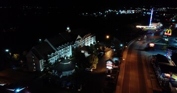 Fachada do alojamento (tarde/noite)