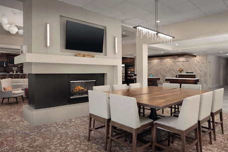 Saguão. Hilton Garden Inn Philadelphia Ft. Washington