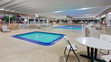 Piscina interior, da(s) 9:00 à(s) 22:00, guarda-sóis, espreguiçadeiras