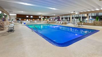 Piscina interior, da(s) 9:00 à(s) 22:00, guarda-sóis, espreguiçadeiras