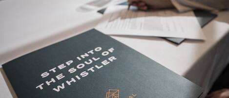 Um livro com o título "Step into the Soul of Whistler" e o logotipo "Crystal Lodge" sobre uma mesa.