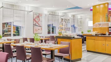 Pequeno-almoço tipo buffet nos dias úteis (19 EUR por pessoa)