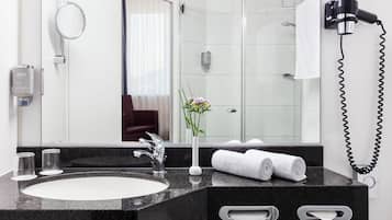 Um polibã, um secador de cabelo, chinelos, toalhas fornecidas