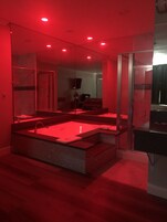 Quarto standard, 1 cama King, banheira de hidromassagem | Wi-Fi de cortesia, roupa de cama, acesso para cadeiras de rodas