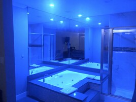 Quarto standard, 1 cama King, banheira de hidromassagem | Wi-Fi de cortesia, roupa de cama, acesso para cadeiras de rodas