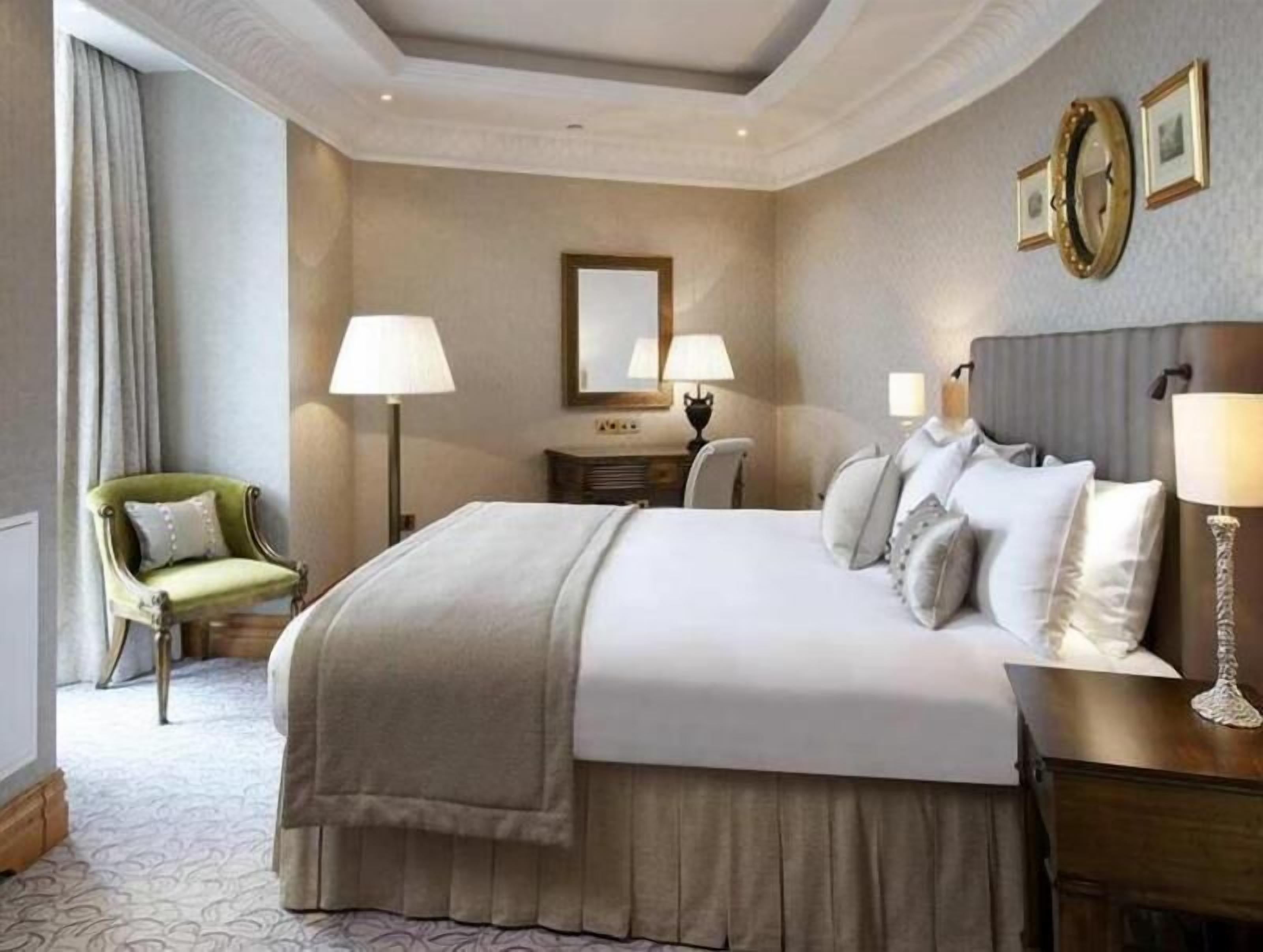 Roupas de cama premium, cofres nos quartos, escrivaninha