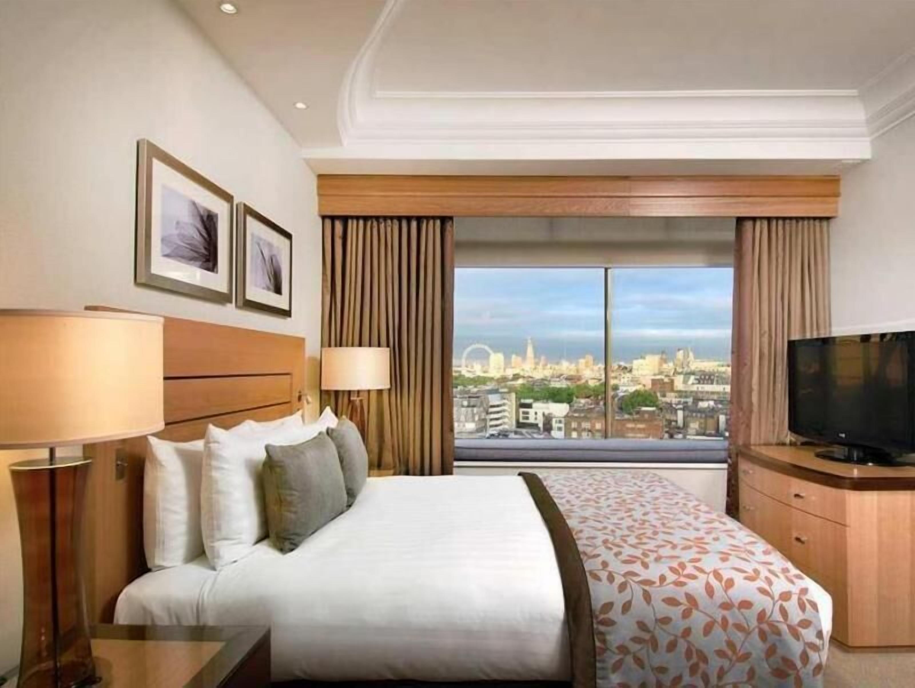 Roupas de cama premium, cofres nos quartos, escrivaninha