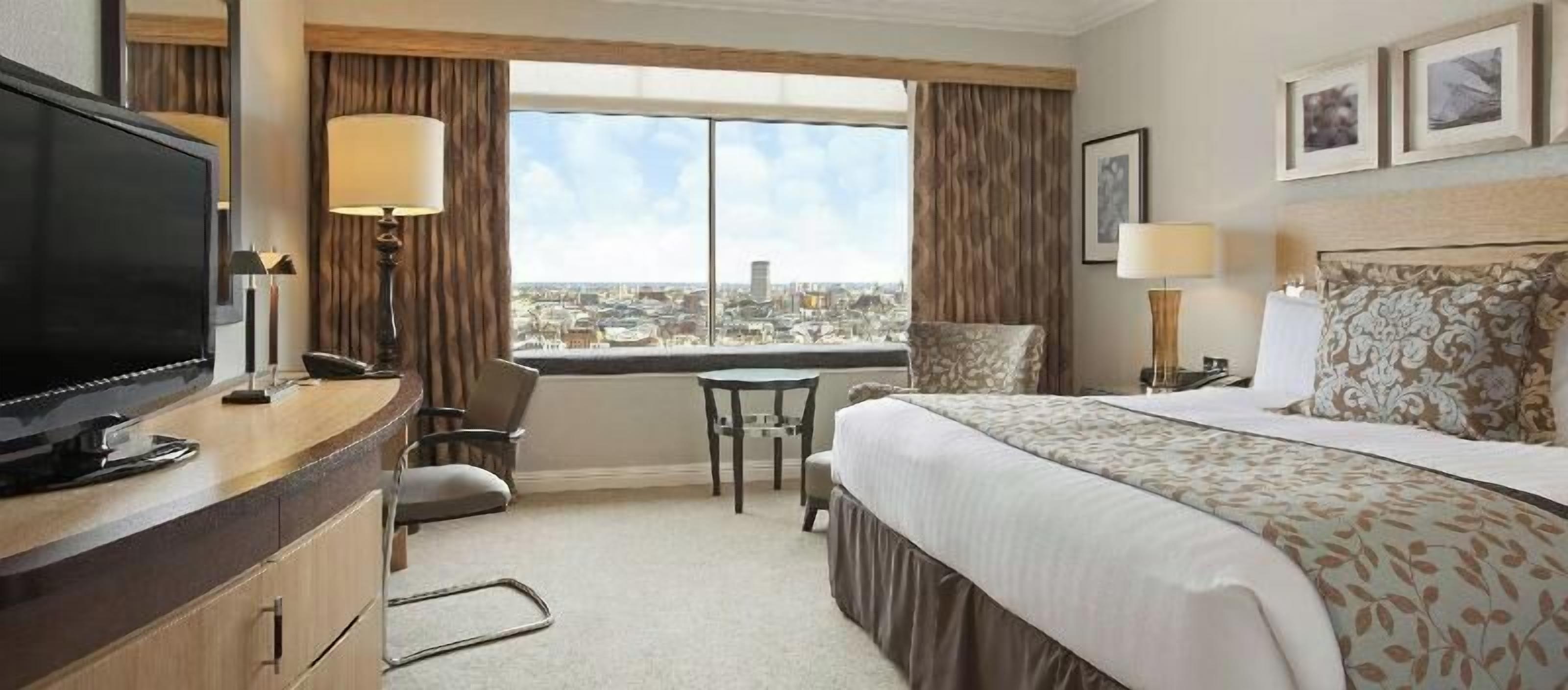 Roupas de cama premium, cofres nos quartos, escrivaninha