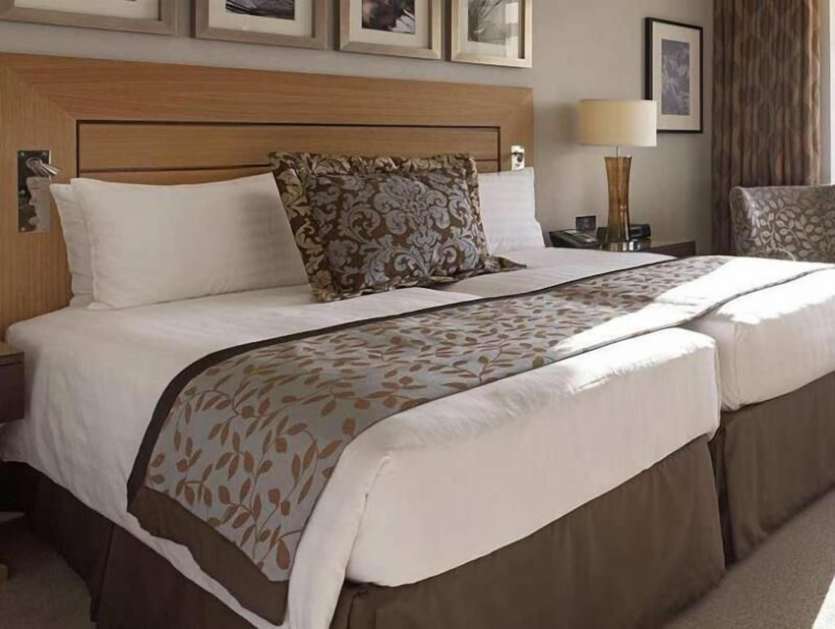 Roupas de cama premium, cofres nos quartos, escrivaninha