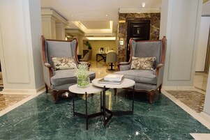 Área de estar no saguão