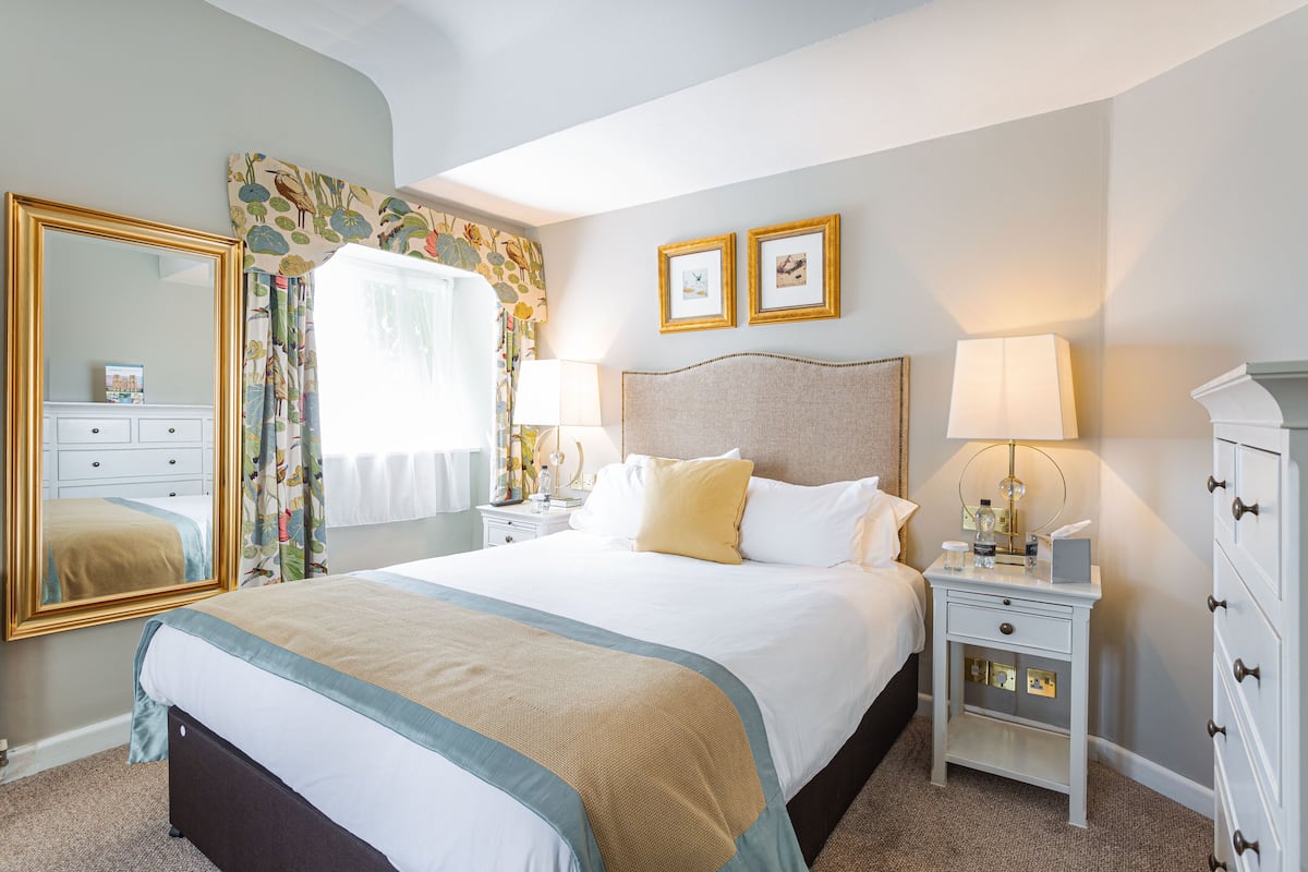 Quarto Clássico com Cama de Casal | Roupa hipoalergénica, cofre no quarto, secretária