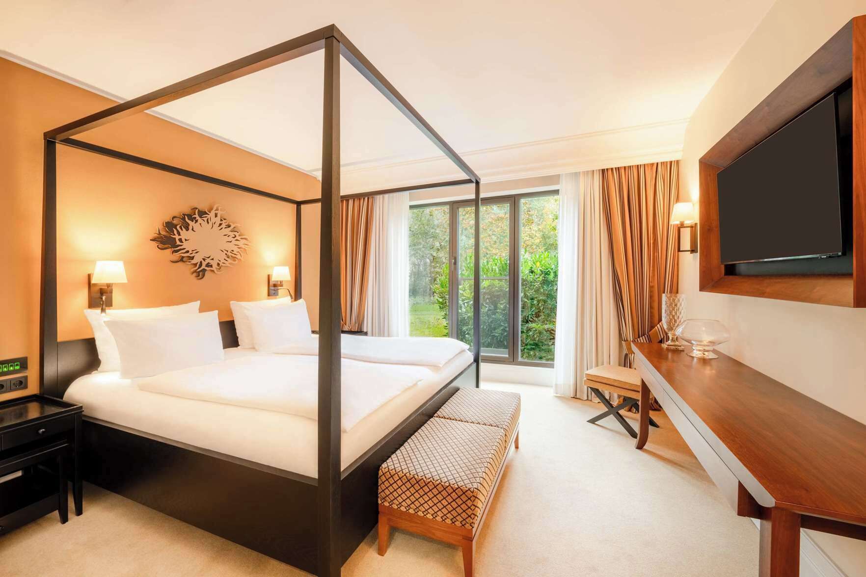 Roupa de alta qualidade, minibar, cofre com capacidade para portátil 