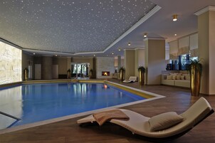 Piscina interior, piscina exterior sazonal, guarda-sóis 