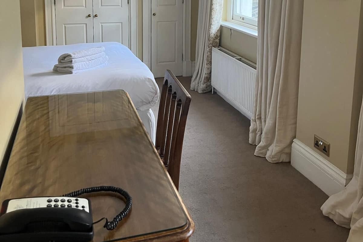 Quarto Standard, 1 cama de casal | Cofre no quarto, secretária 