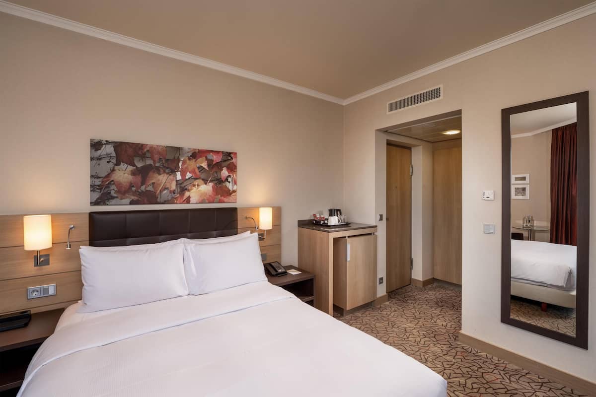 Quarto, 1 cama individual | Roupa de alta qualidade, edredões de penas, minibar