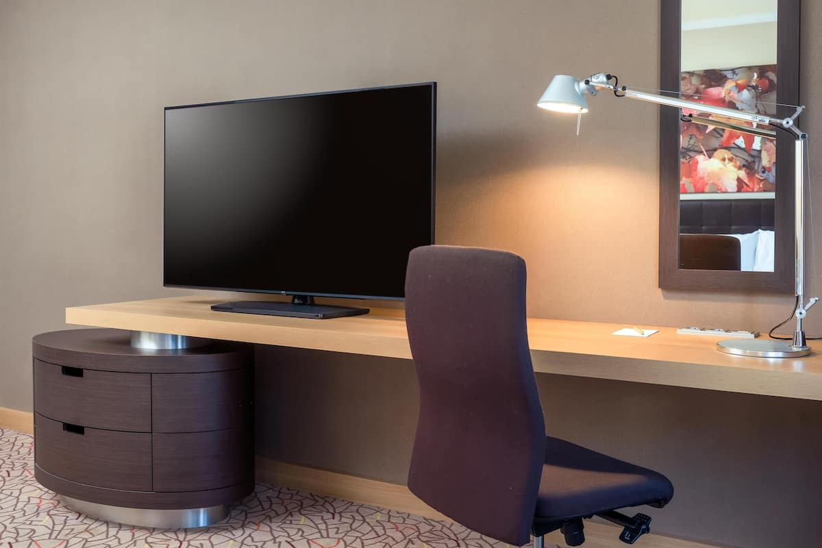 Quarto, 1 cama king-size | Roupa de alta qualidade, edredões de penas, minibar