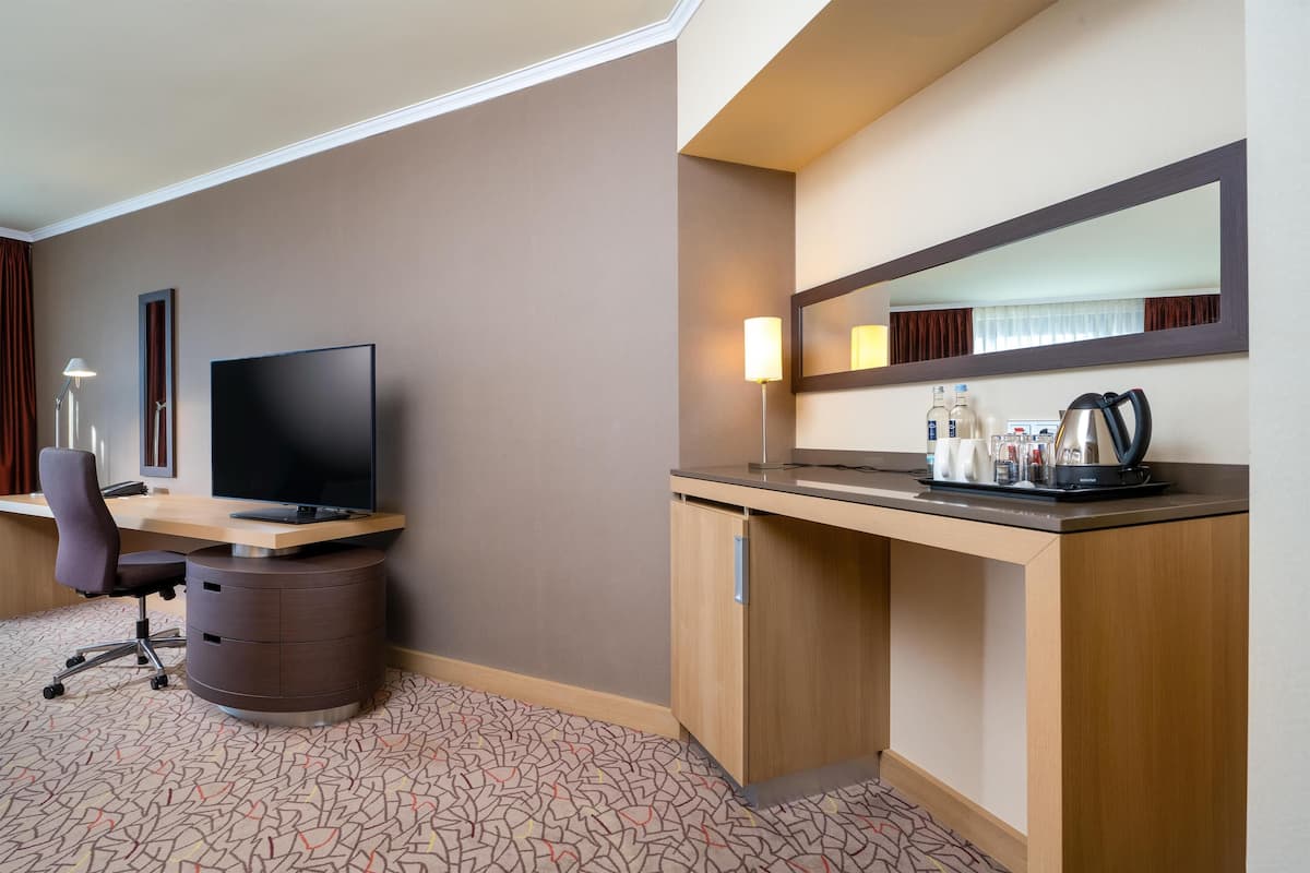 Quarto Standard | Roupa de alta qualidade, edredões de penas, minibar