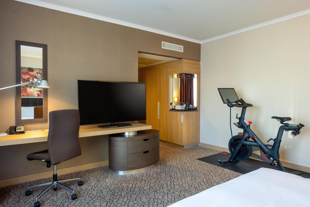 Quarto, 1 cama king-size (Peloton Bike) | Roupa de alta qualidade, edredões de penas, minibar