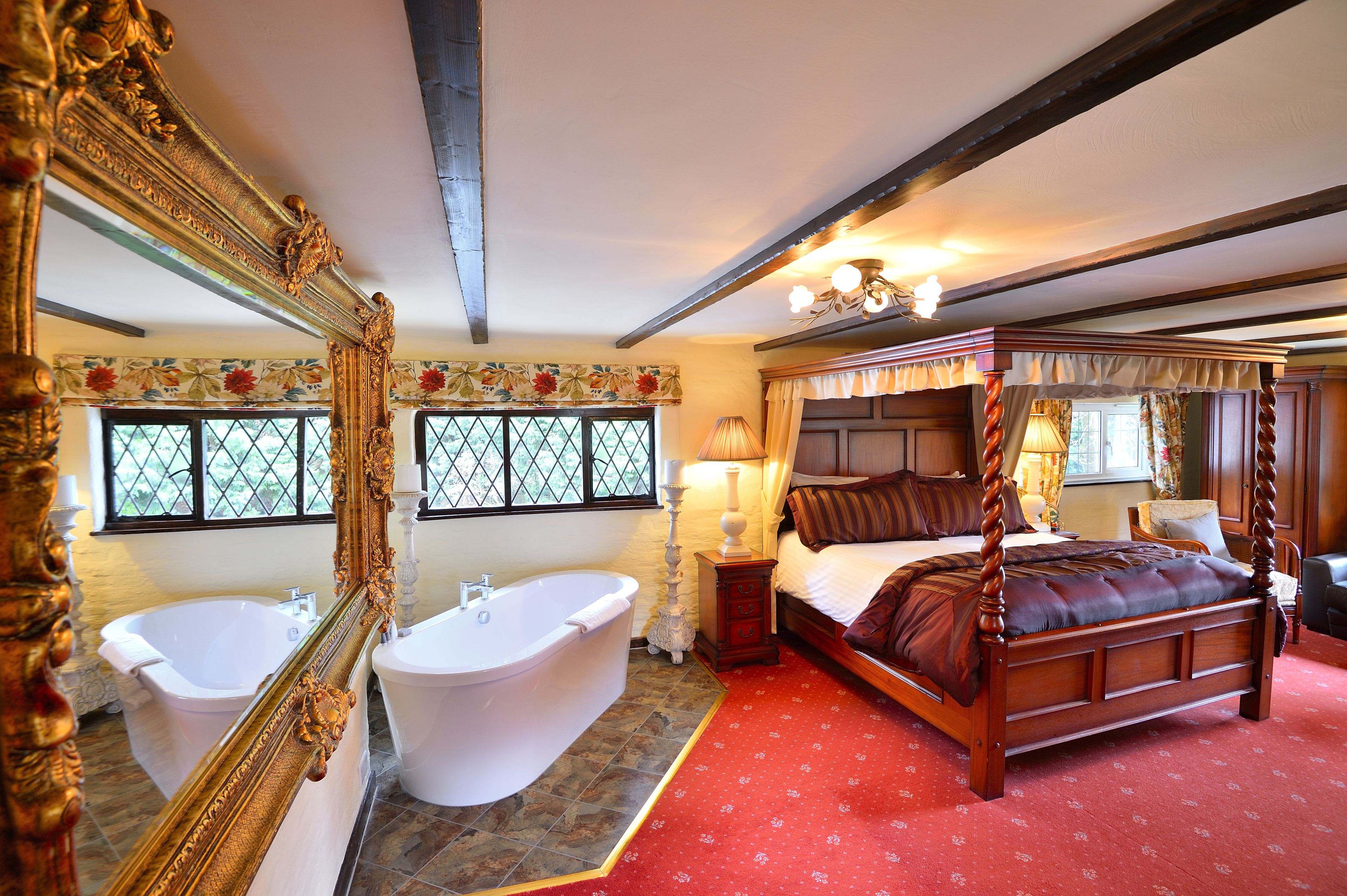 Suíte júnior | Edredons de pluma, ferros/tábuas de passar roupa, Wi-Fi de cortesia