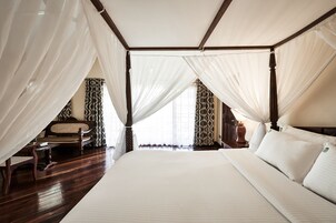 Quarto Duplo Deluxe | Minibar, cofre com capacidade para portátil, secretária 