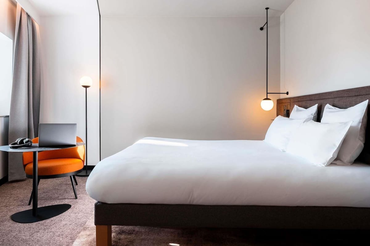 Quarto conforto, 1 cama de casal | Frigobar, cofres nos quartos, escrivaninha, cortinas blackout