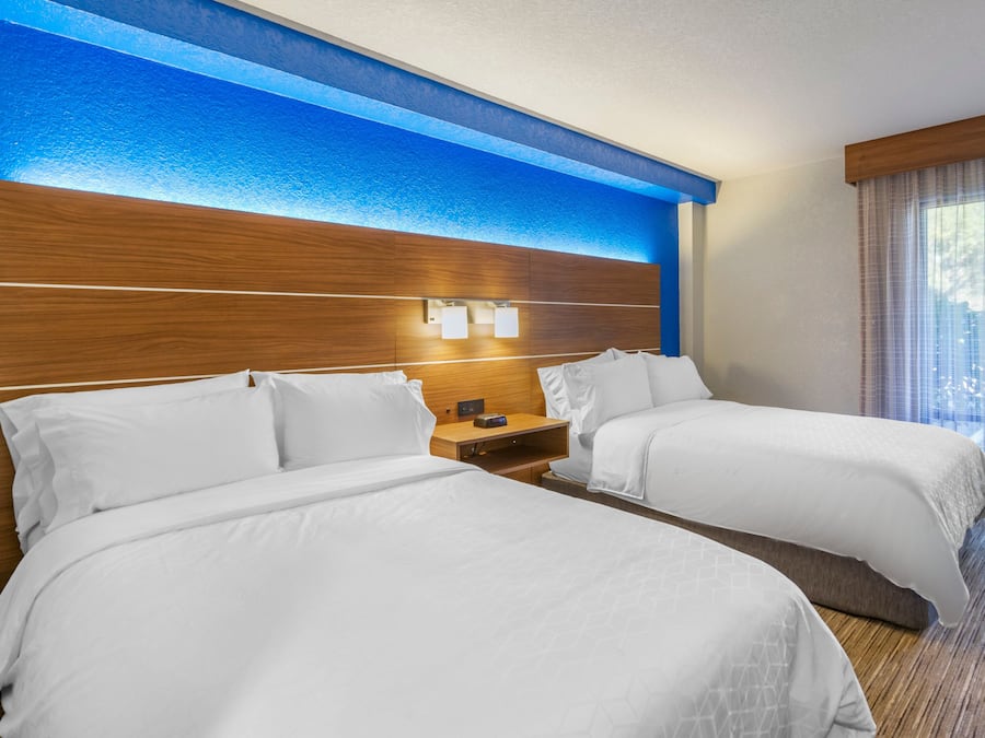 Cofres nos quartos, escrivaninha, espaço de trabalho para notebook