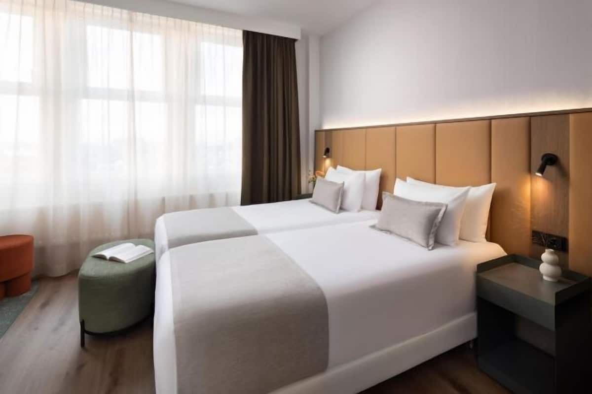 Frigobar, cofres nos quartos, cortinas blackout, quartos à prova de som