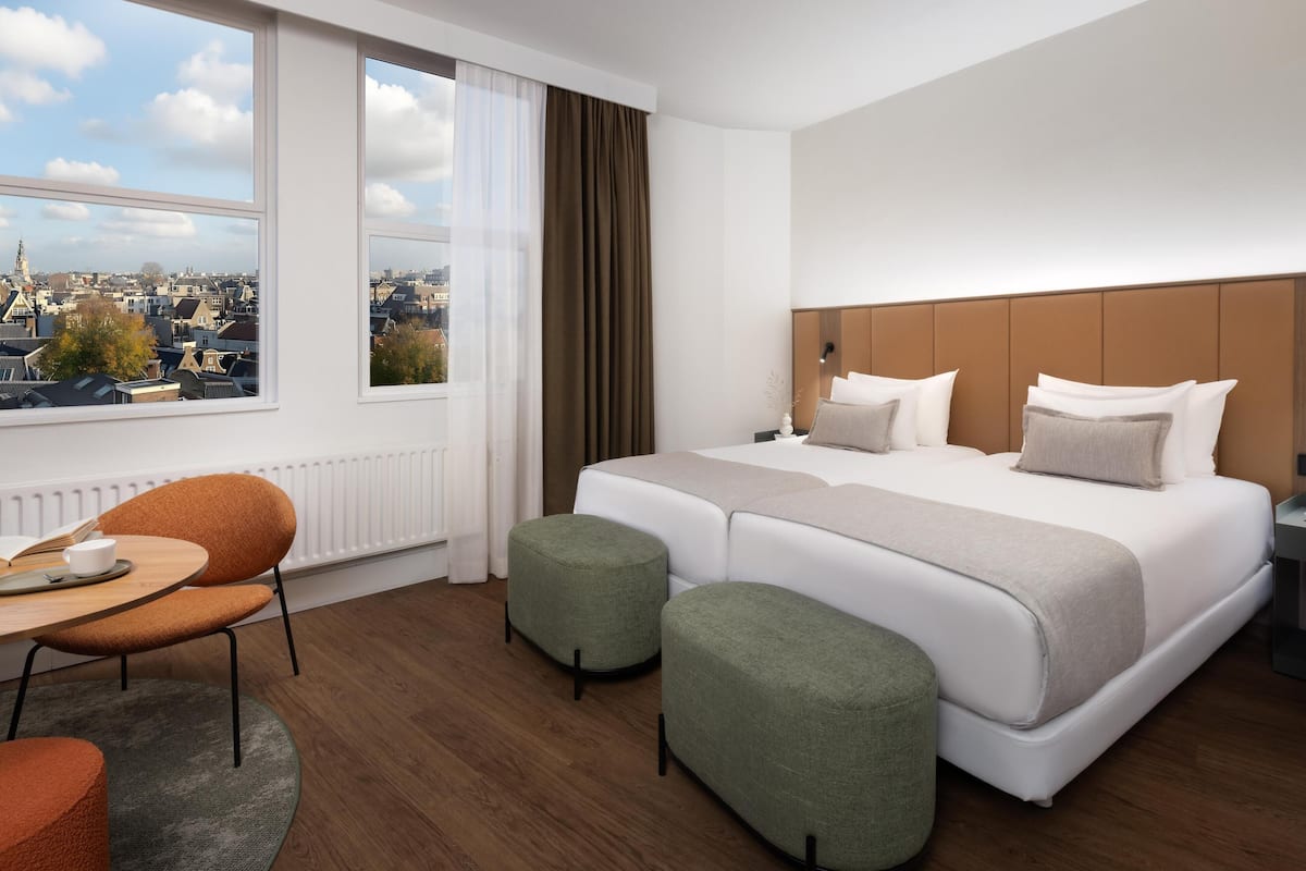 Frigobar, cofres nos quartos, cortinas blackout, quartos à prova de som