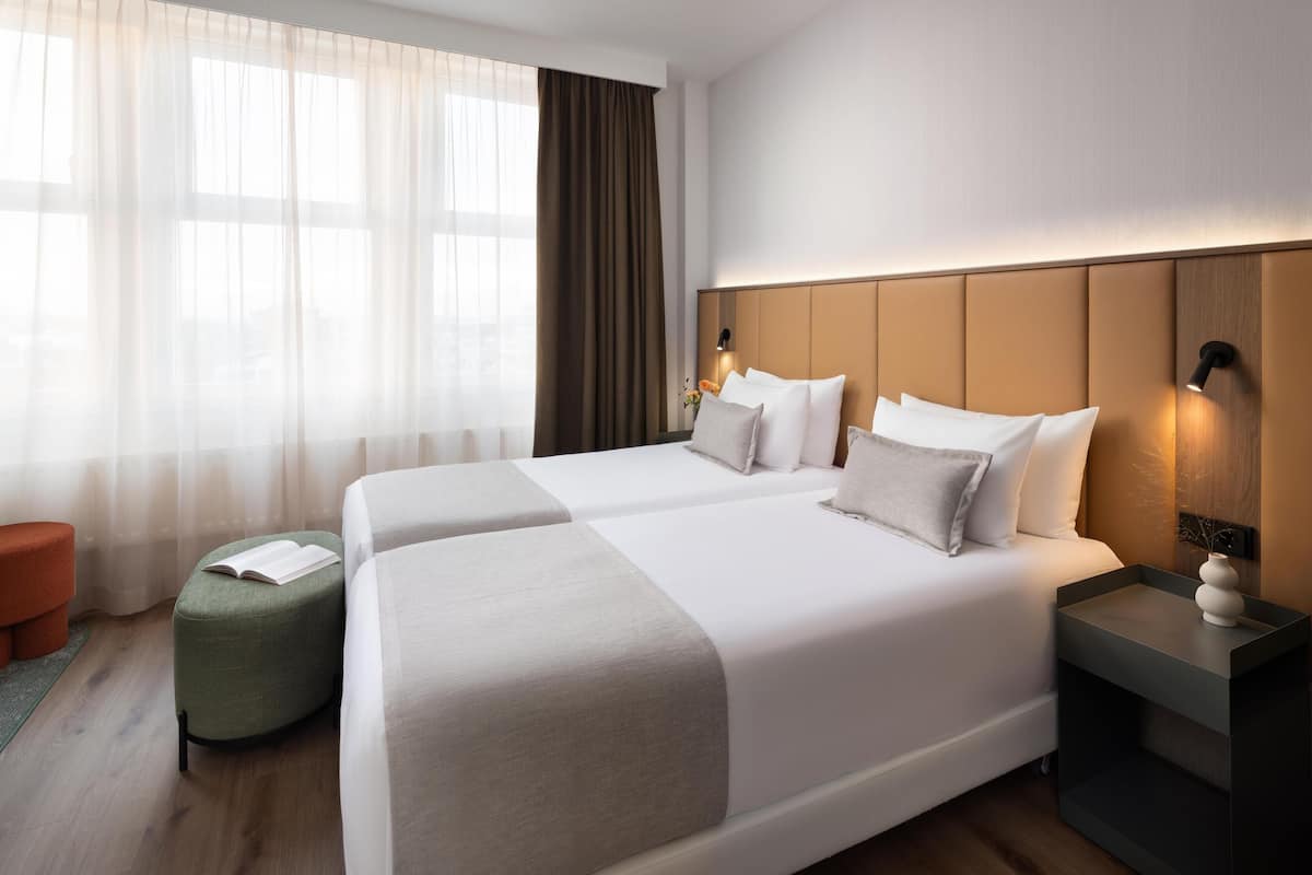 Frigobar, cofres nos quartos, cortinas blackout, quartos à prova de som