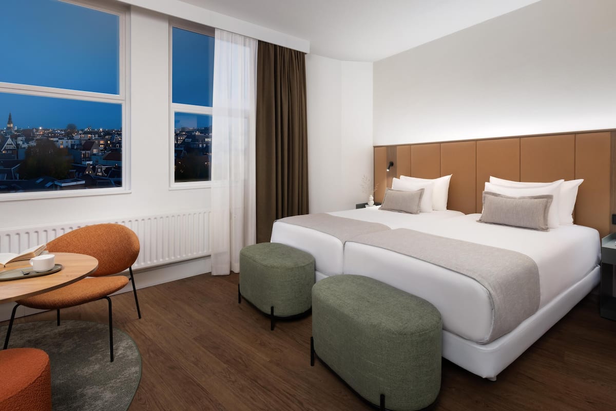 Frigobar, cofres nos quartos, cortinas blackout, quartos à prova de som