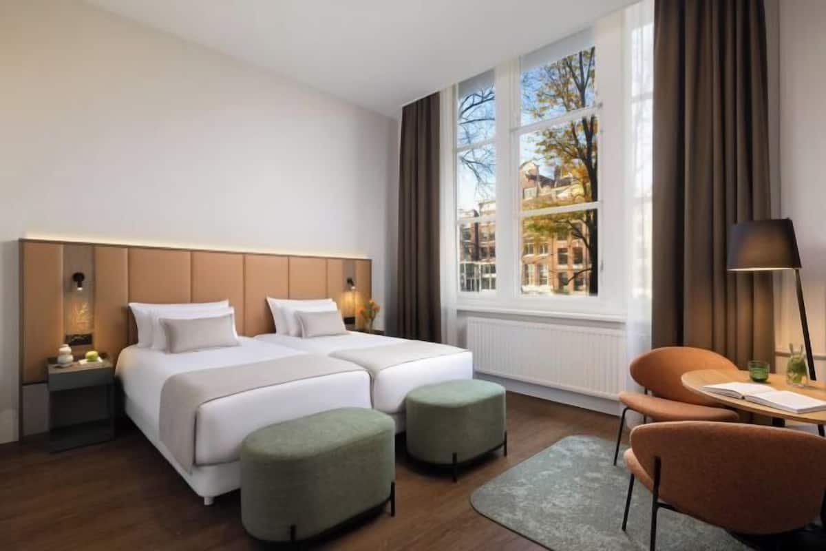 Frigobar, cofres nos quartos, cortinas blackout, quartos à prova de som