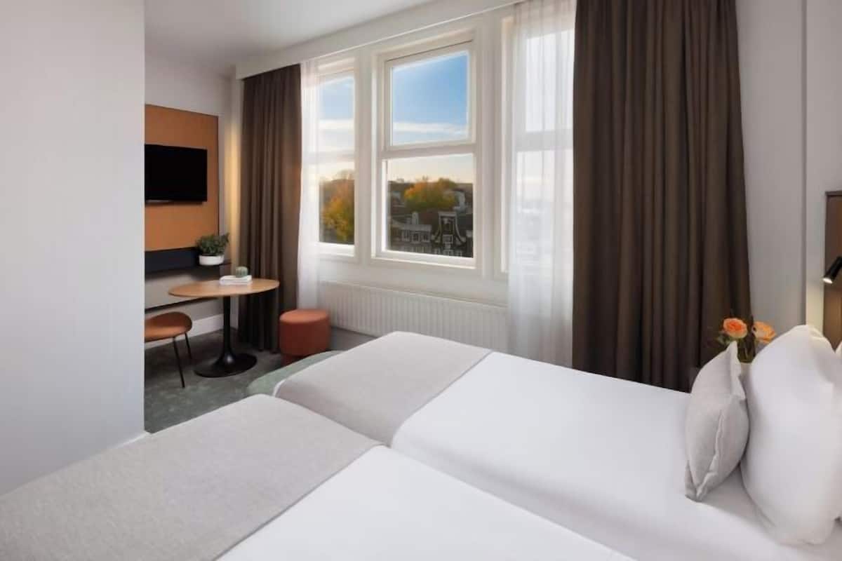 Frigobar, cofres nos quartos, cortinas blackout, quartos à prova de som