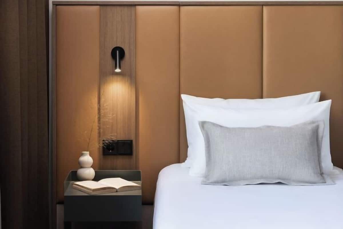 Frigobar, cofres nos quartos, cortinas blackout, quartos à prova de som