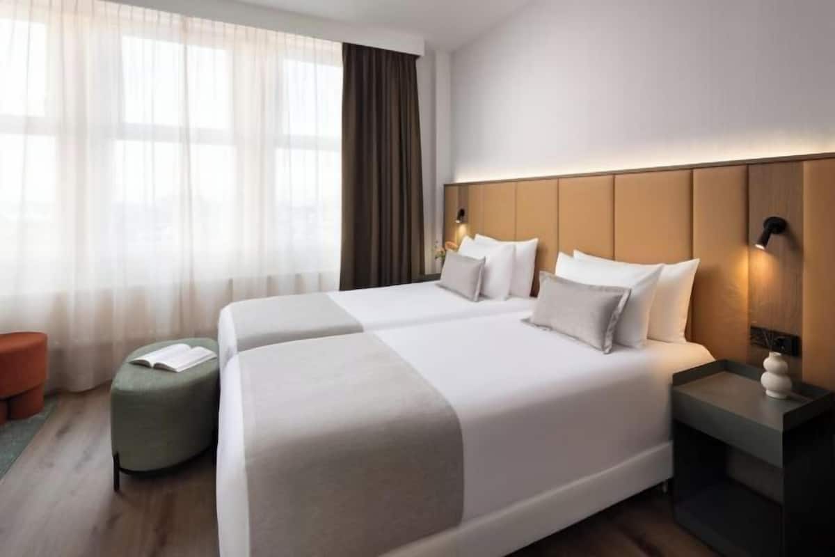 Frigobar, cofres nos quartos, cortinas blackout, quartos à prova de som