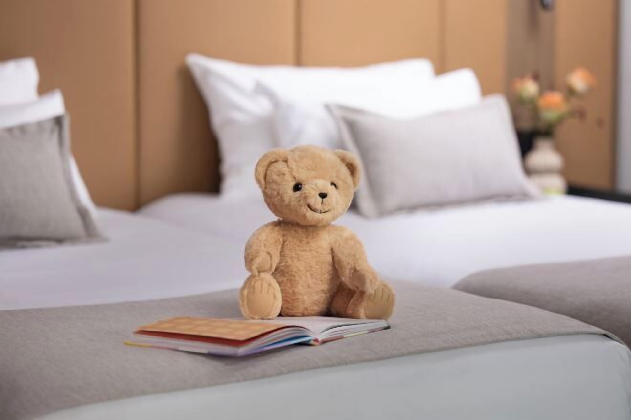 Frigobar, cofres nos quartos, cortinas blackout, quartos à prova de som