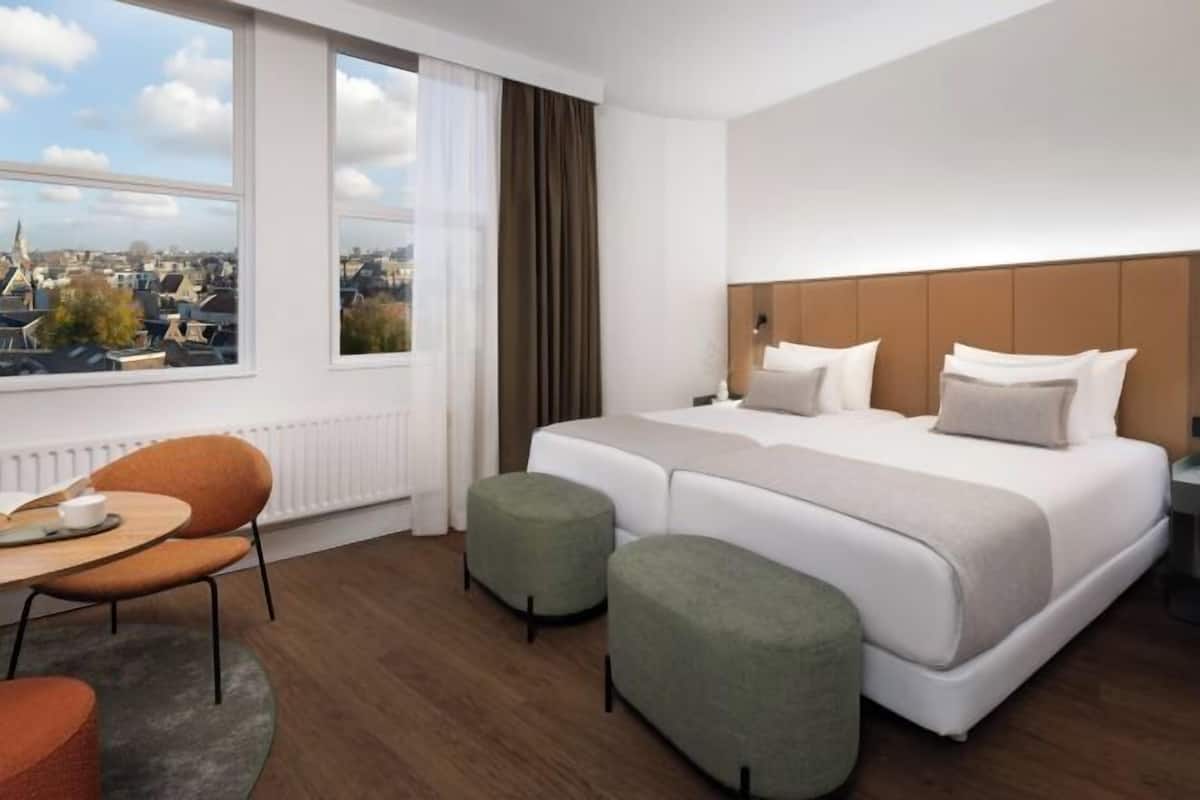 Frigobar, cofres nos quartos, cortinas blackout, quartos à prova de som