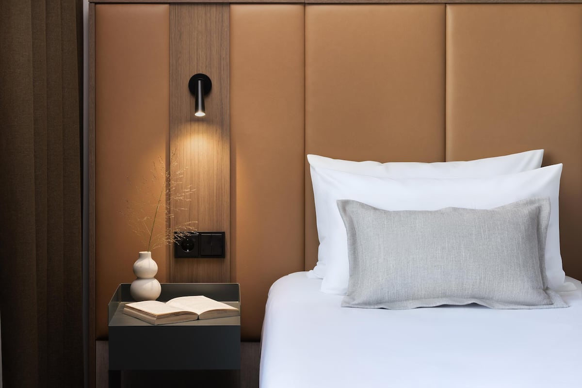 Frigobar, cofres nos quartos, cortinas blackout, quartos à prova de som