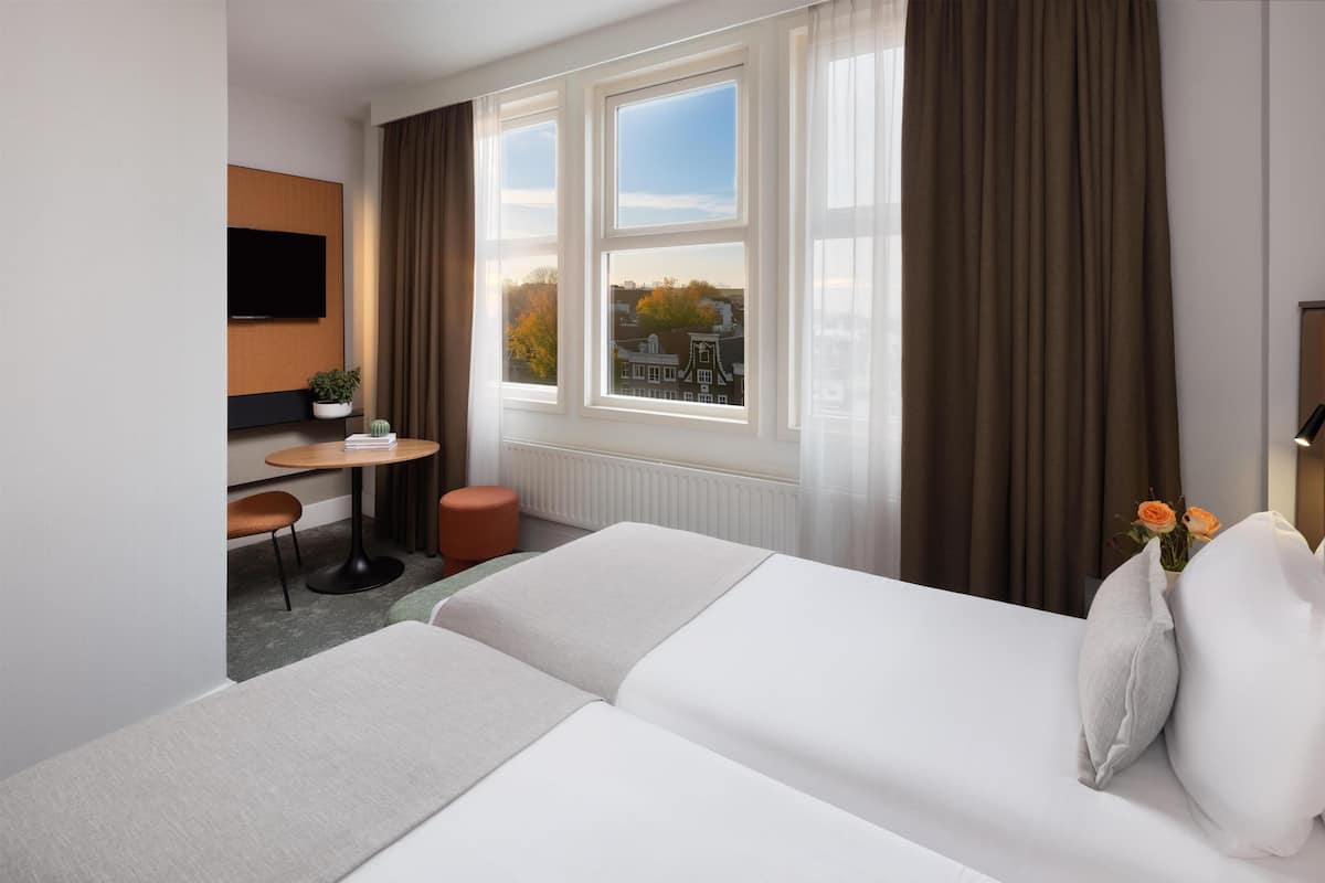 Frigobar, cofres nos quartos, cortinas blackout, quartos à prova de som