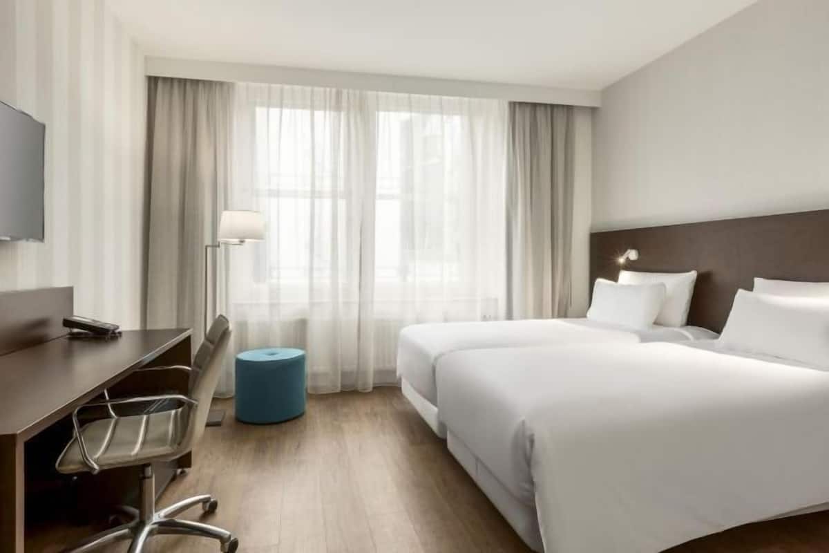 Frigobar, cofres nos quartos, cortinas blackout, quartos à prova de som