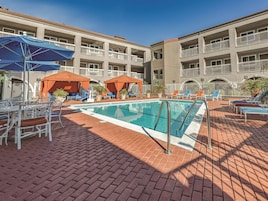 Piscina exterior, toldos gratuitos