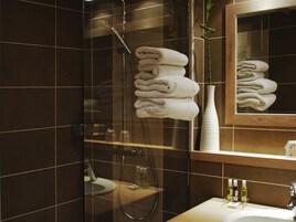Quarto clássico, 1 cama de casal | Frigobar, cofres nos quartos, escrivaninha