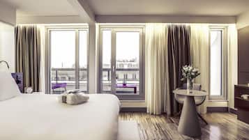 Minibar, cofre com capacidade para portátil, secretária